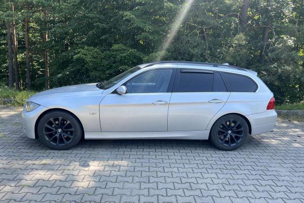 Pelēks BMW 325 2008 Viļņa, ar dzinēja tilpumu 3.00 L un nobraukumu 225 tūkst. km par 5100 €, foto 3 vietnē AUTOMOTO.COM.LV