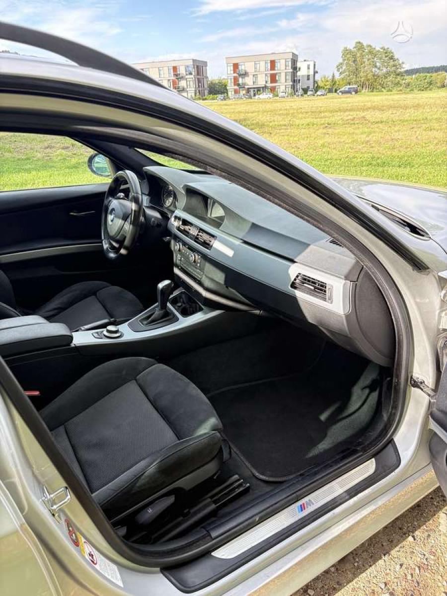 Grey BMW 325 2008 in Druskininkai, with an engine capacity of 2.99 L and mileage of 328 thousand km for 5900 €, photo 11 on AUTOMOTO.COM.LV