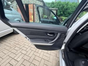 Pelēks BMW 325 2009 Viļņa, ar dzinēja tilpumu 0.00 L un nobraukumu 334 tūkst. km par 5499 €, foto 23 vietnē AUTOMOTO.COM.LV