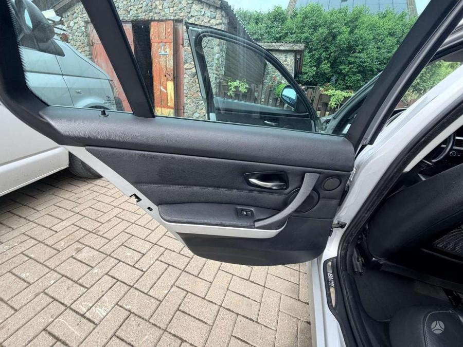 Pelēks BMW 325 2009 Viļņa, ar dzinēja tilpumu 0.00 L un nobraukumu 334 tūkst. km par 5499 €, foto 23 vietnē AUTOMOTO.COM.LV