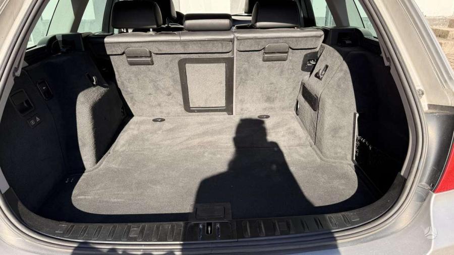 Grey BMW 325 2010 in Panevezys, with an engine capacity of 3.00 L and mileage of 418 thousand km for 5000 €, photo 9 on AUTOMOTO.COM.LV