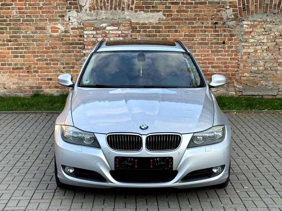Grey BMW 325 2011 in Kedainiai, with an engine capacity of 3.00 L and mileage of 327 thousand km for 5599 €, photo 10 on AUTOMOTO.COM.LV