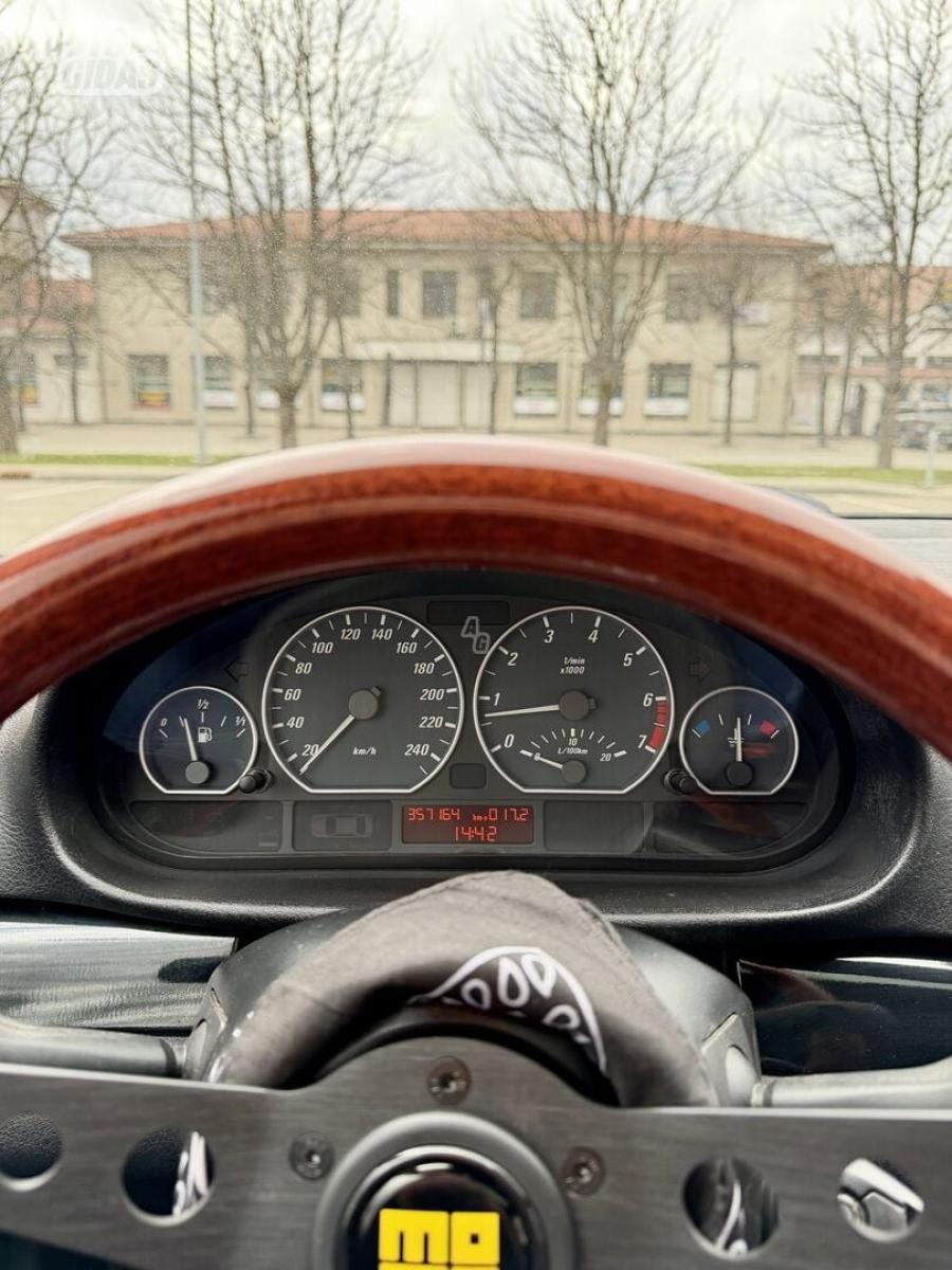 Red BMW 325 2000 in Vilnius, with an engine capacity of 2.50 L and mileage of 357 thousand km for 6299 €, photo 14 on AUTOMOTO.COM.LV