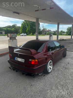 Red BMW 325 1992 in Daugavpils, with an engine capacity of 2.50 L and mileage of 434 thousand km for 4000 €, photo 3 on AUTOMOTO.COM.LV
