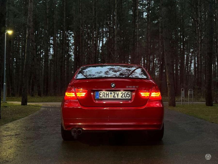 Red BMW 325 2009 in Vilnius, with an engine capacity of 2.99 L and mileage of 241 thousand km for 3900 €, photo 4 on AUTOMOTO.COM.LV