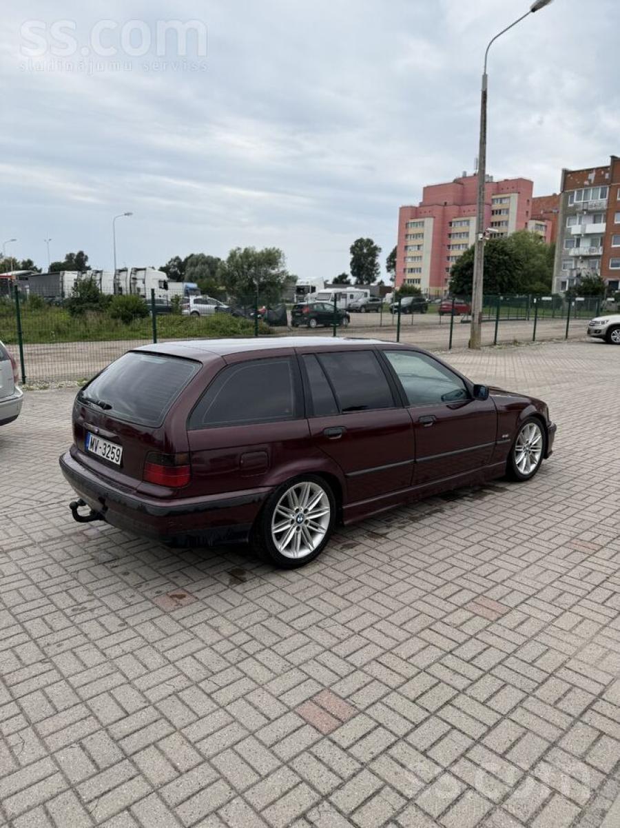 Red BMW 325 1998 in Liepaja, with an engine capacity of 2.50 L and mileage of 479 thousand km for 2200 €, photo 4 on AUTOMOTO.COM.LV