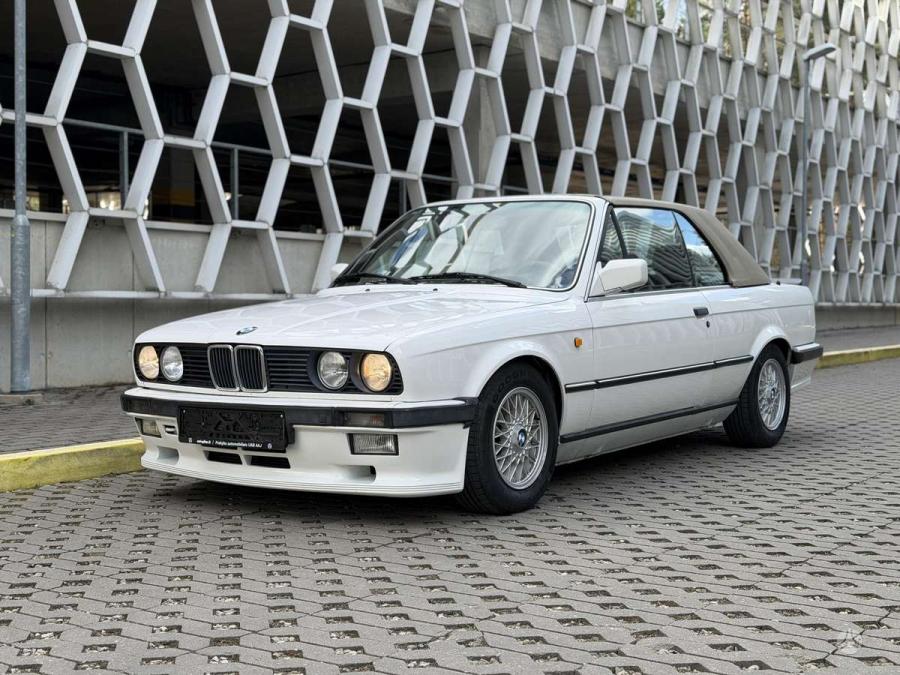 White BMW 325 1989 in Vilnius, with an engine capacity of 2.49 L and mileage of 193 thousand km for 16999 €, photo 1 on AUTOMOTO.COM.LV