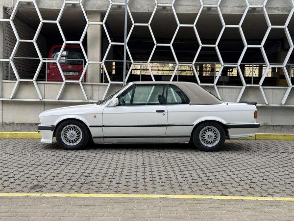 White BMW 325 1989 in Vilnius, with an engine capacity of 2.49 L and mileage of 193 thousand km for 16999 €, photo 2 on AUTOMOTO.COM.LV