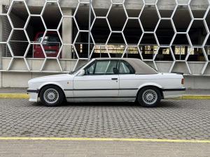 White BMW 325 1989 in Vilnius, with an engine capacity of 2.49 L and mileage of 193 thousand km for 16999 €, photo 3 on AUTOMOTO.COM.LV
