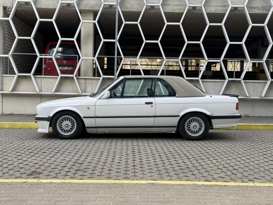 White BMW 325 1989 in Vilnius, with an engine capacity of 2.49 L and mileage of 193 thousand km for 16999 €, photo 3 on AUTOMOTO.COM.LV