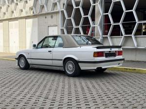 White BMW 325 1989 in Vilnius, with an engine capacity of 2.49 L and mileage of 193 thousand km for 16999 €, photo 4 on AUTOMOTO.COM.LV