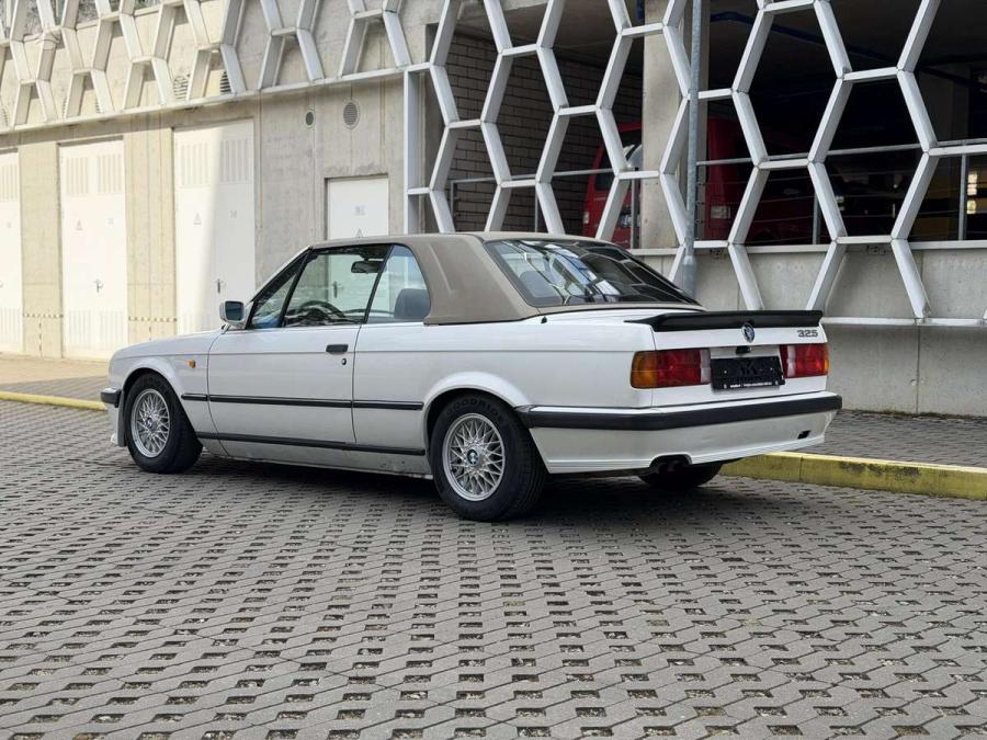 White BMW 325 1989 in Vilnius, with an engine capacity of 2.49 L and mileage of 193 thousand km for 16999 €, photo 4 on AUTOMOTO.COM.LV