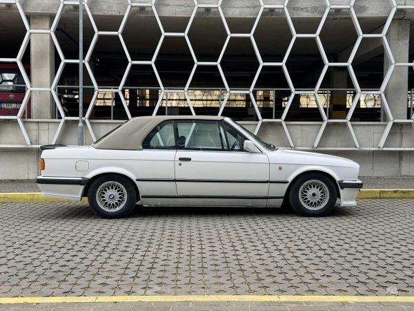 White BMW 325 1989 in Vilnius, with an engine capacity of 2.49 L and mileage of 193 thousand km for 16999 €, photo 5 on AUTOMOTO.COM.LV