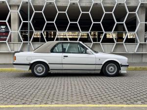 White BMW 325 1989 in Vilnius, with an engine capacity of 2.49 L and mileage of 193 thousand km for 16999 €, photo 6 on AUTOMOTO.COM.LV