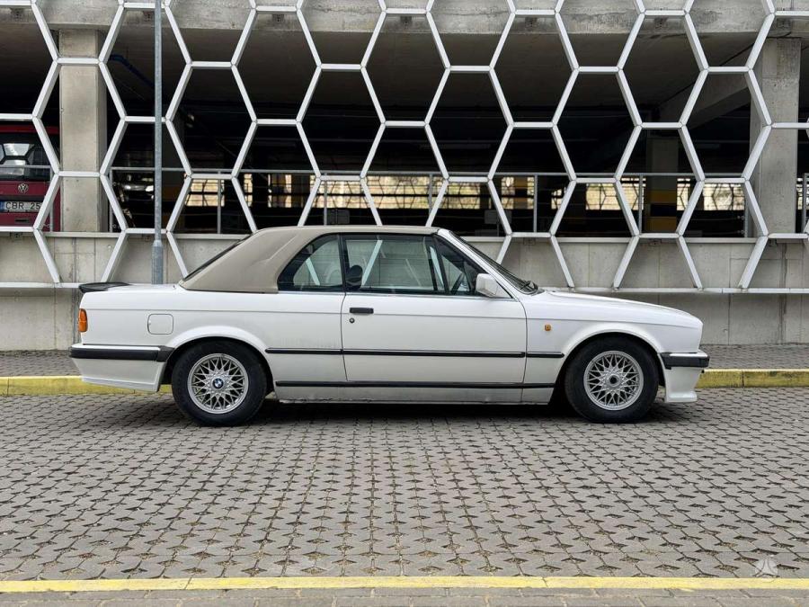 White BMW 325 1989 in Vilnius, with an engine capacity of 2.49 L and mileage of 193 thousand km for 16999 €, photo 6 on AUTOMOTO.COM.LV