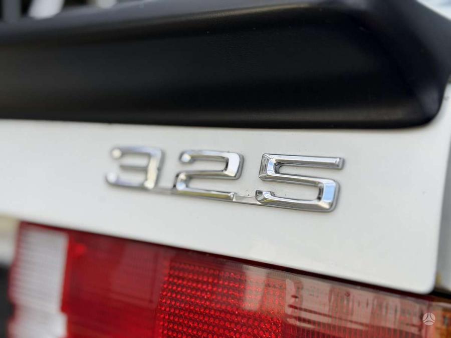 White BMW 325 1989 in Vilnius, with an engine capacity of 2.49 L and mileage of 193 thousand km for 16999 €, photo 8 on AUTOMOTO.COM.LV