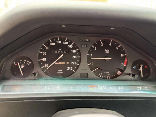 White BMW 325 1989 in Vilnius, with an engine capacity of 2.49 L and mileage of 193 thousand km for 16999 €, photo 10 on AUTOMOTO.COM.LV