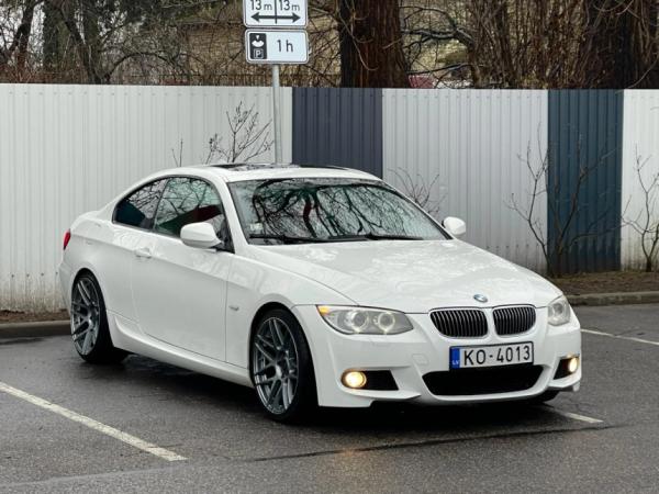 White BMW 325 2010 in Riga, with an engine capacity of 3.00 L and mileage of 0 thousand km for 11500 €, photo 3 on AUTOMOTO.COM.LV