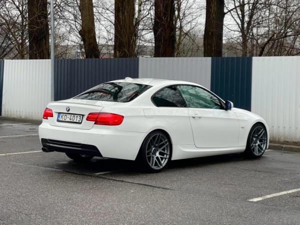 White BMW 325 2010 in Riga, with an engine capacity of 3.00 L and mileage of 0 thousand km for 11500 €, photo 5 on AUTOMOTO.COM.LV