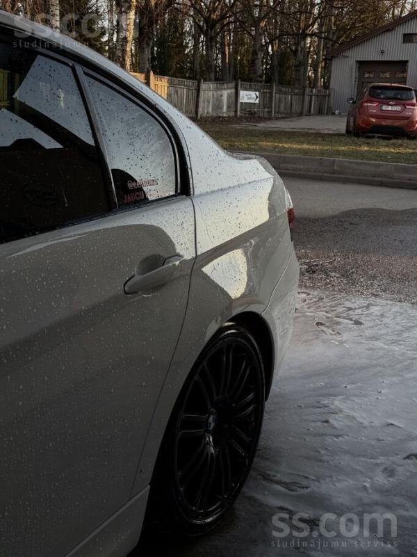White BMW 325 2007 in Cesis, with an engine capacity of 3.00 L and mileage of 323 thousand km for 5500 €, photo 3 on AUTOMOTO.COM.LV