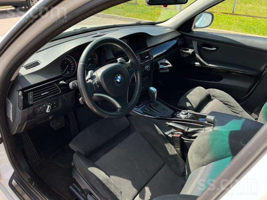 White BMW 325 2009 in Valmiera, with an engine capacity of 3.00 L and mileage of 363 thousand km for 5995 €, photo 11 on AUTOMOTO.COM.LV