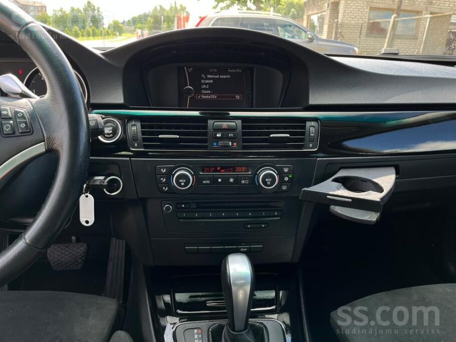White BMW 325 2009 in Valmiera, with an engine capacity of 3.00 L and mileage of 363 thousand km for 5995 €, photo 17 on AUTOMOTO.COM.LV