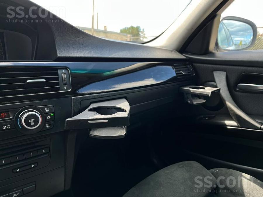 White BMW 325 2009 in Valmiera, with an engine capacity of 3.00 L and mileage of 363 thousand km for 5995 €, photo 19 on AUTOMOTO.COM.LV