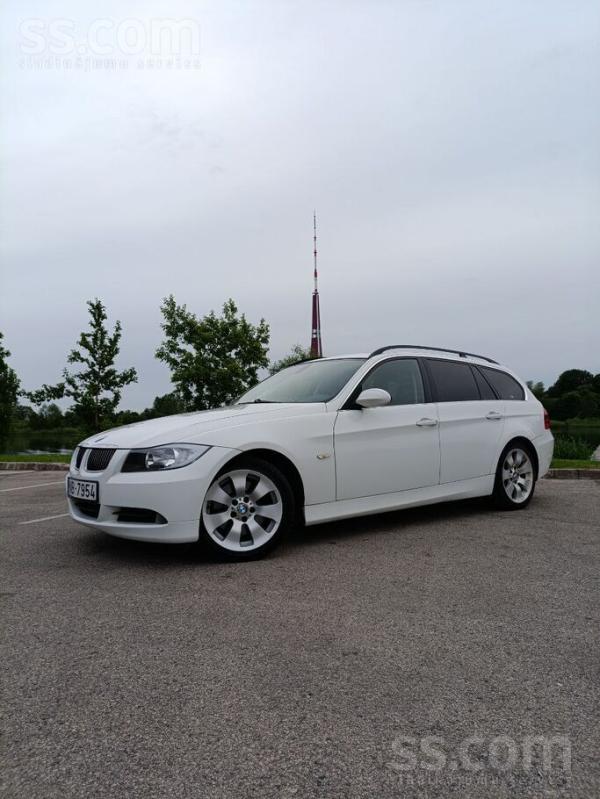 White BMW 325 2008 in Riga, with an engine capacity of 2.50 L and mileage of 320 thousand km for 3200 €, photo 3 on AUTOMOTO.COM.LV