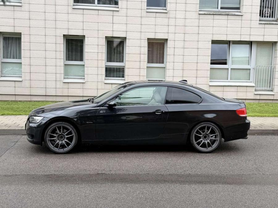 Black BMW 328 2008 in Klaipeda, with an engine capacity of 3.00 L and mileage of 235 thousand km for 4300 €, photo 3 on AUTOMOTO.COM.LV