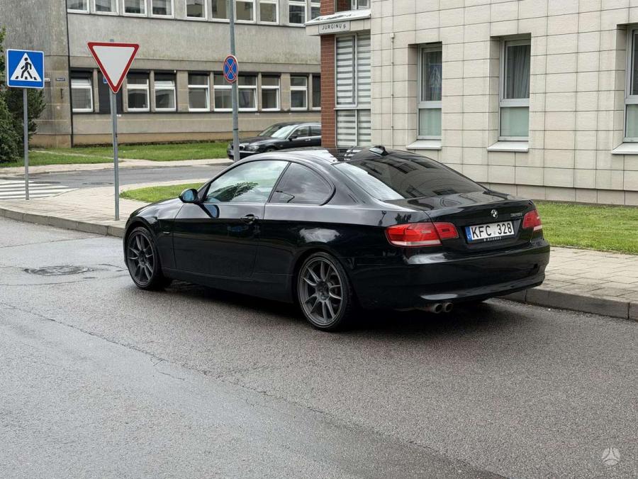 Black BMW 328 2008 in Klaipeda, with an engine capacity of 3.00 L and mileage of 235 thousand km for 4300 €, photo 4 on AUTOMOTO.COM.LV