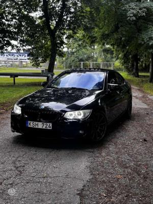 Melns BMW 328 2010 Klaipėda, ar dzinēja tilpumu 3.00 L un nobraukumu 159 tūkst. km par 7750 €, foto  vietnē AUTOMOTO.COM.LV