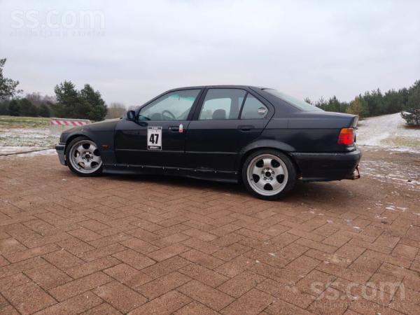 Black BMW 328 1997 in Riga, with an engine capacity of 2.80 L and mileage of 350 thousand km for 5500 €, photo 2 on AUTOMOTO.COM.LV