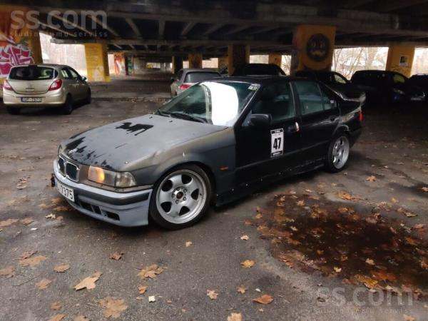 Black BMW 328 1997 in Riga, with an engine capacity of 2.80 L and mileage of 350 thousand km for 5500 €, photo 4 on AUTOMOTO.COM.LV