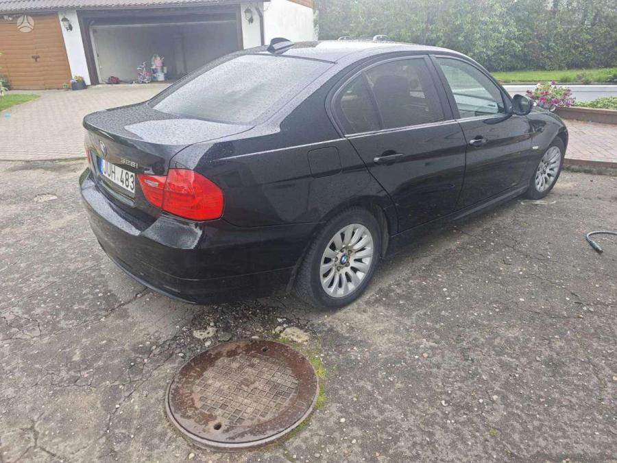 Black BMW 328 2010 in Raseiniai, with an engine capacity of 3.00 L and mileage of 250 thousand km for 2999 €, photo 4 on AUTOMOTO.COM.LV