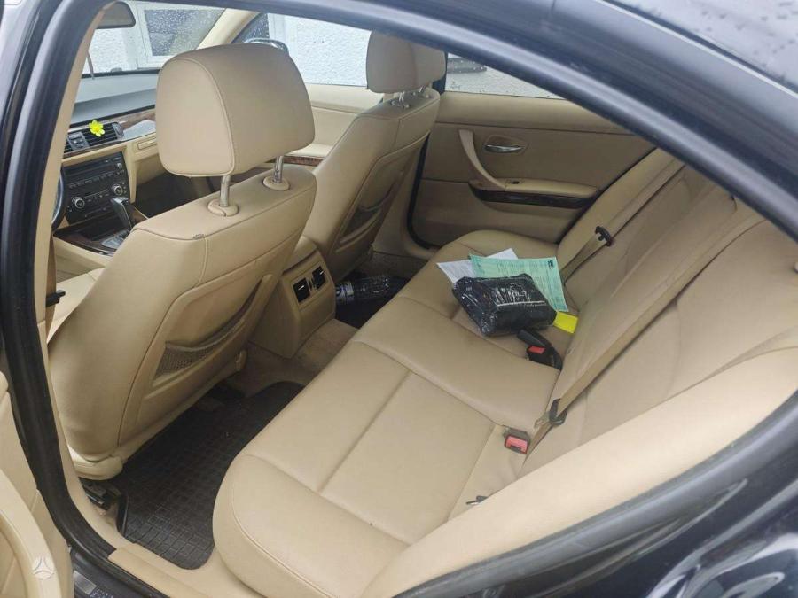 Black BMW 328 2010 in Raseiniai, with an engine capacity of 3.00 L and mileage of 250 thousand km for 2999 €, photo 7 on AUTOMOTO.COM.LV