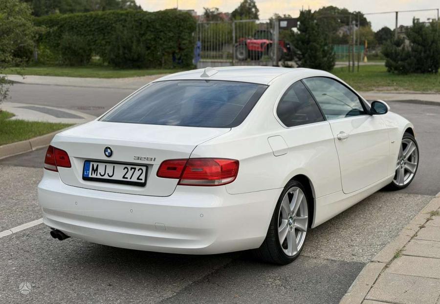 White BMW 328 2008 in Vilnius, with an engine capacity of 3.00 L and mileage of 246 thousand km for 5999 €, photo 7 on AUTOMOTO.COM.LV