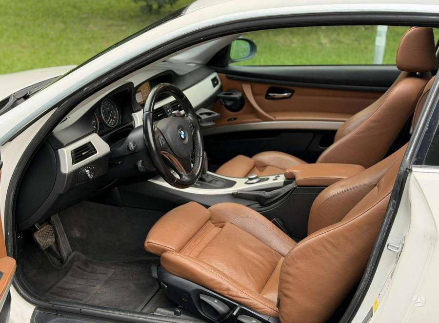 White BMW 328 2008 in Vilnius, with an engine capacity of 3.00 L and mileage of 246 thousand km for 5999 €, photo 12 on AUTOMOTO.COM.LV