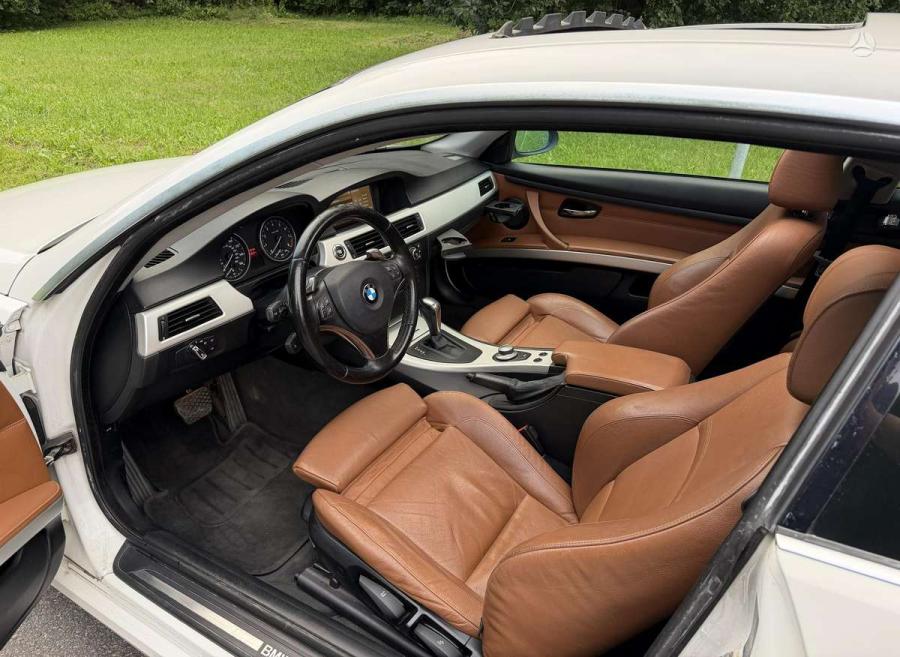 White BMW 328 2008 in Vilnius, with an engine capacity of 3.00 L and mileage of 246 thousand km for 5999 €, photo 13 on AUTOMOTO.COM.LV