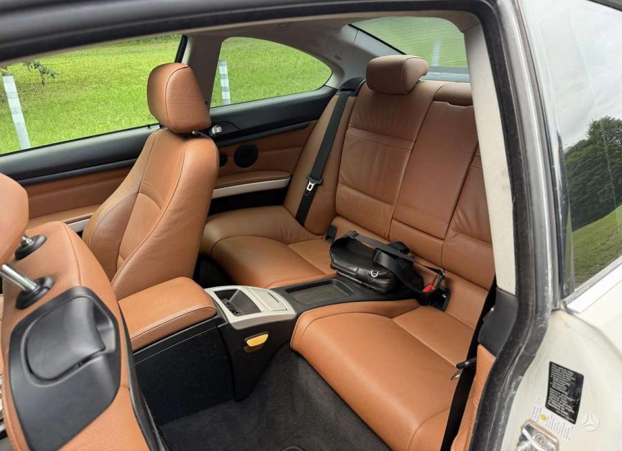 White BMW 328 2008 in Vilnius, with an engine capacity of 3.00 L and mileage of 246 thousand km for 5999 €, photo 15 on AUTOMOTO.COM.LV