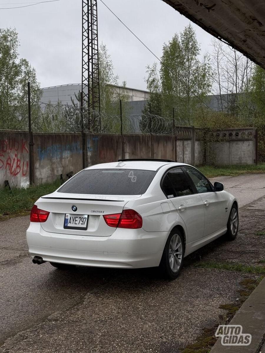 White BMW 328 2009 in Vilnius, with an engine capacity of 3.00 L and mileage of 274 thousand km for 5600 €, photo 5 on AUTOMOTO.COM.LV
