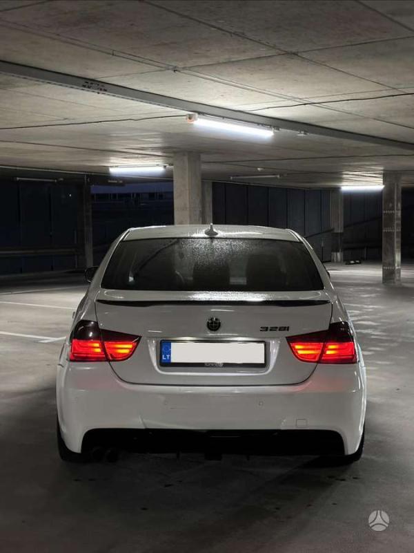 White BMW 328 2011 in Vilnius, with an engine capacity of 3.00 L and mileage of 224 thousand km for 6680 €, photo 4 on AUTOMOTO.COM.LV
