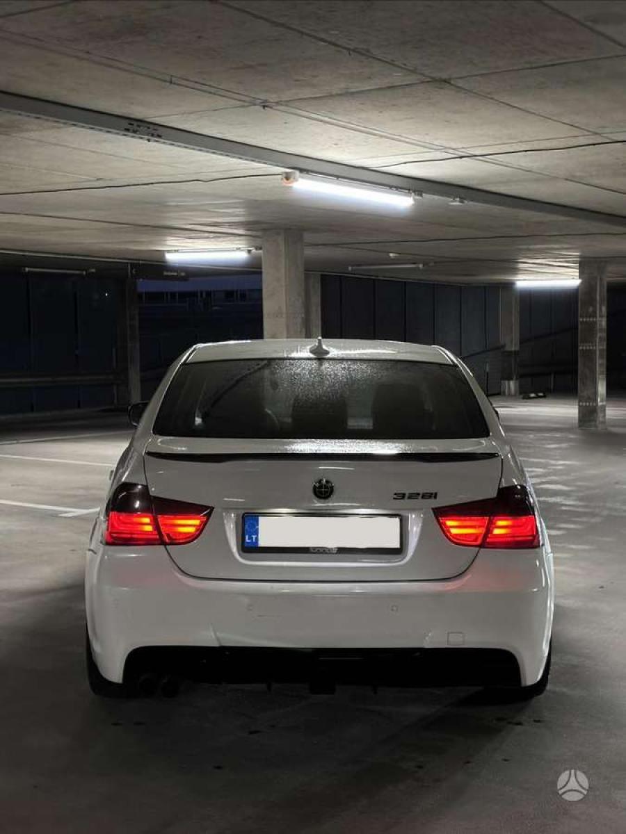 White BMW 328 2011 in Vilnius, with an engine capacity of 3.00 L and mileage of 224 thousand km for 6680 €, photo 5 on AUTOMOTO.COM.LV