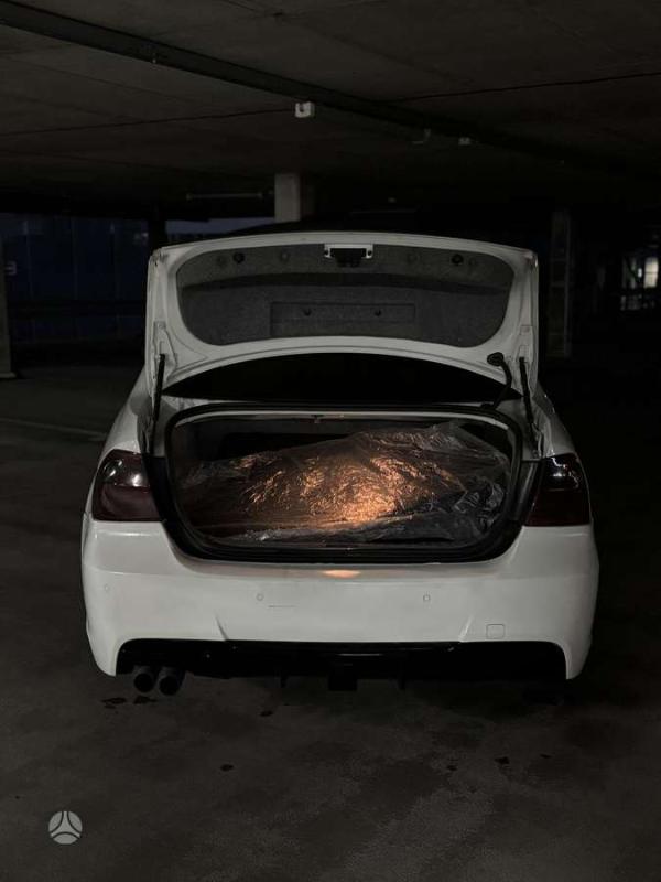White BMW 328 2011 in Vilnius, with an engine capacity of 3.00 L and mileage of 224 thousand km for 6680 €, photo 5 on AUTOMOTO.COM.LV