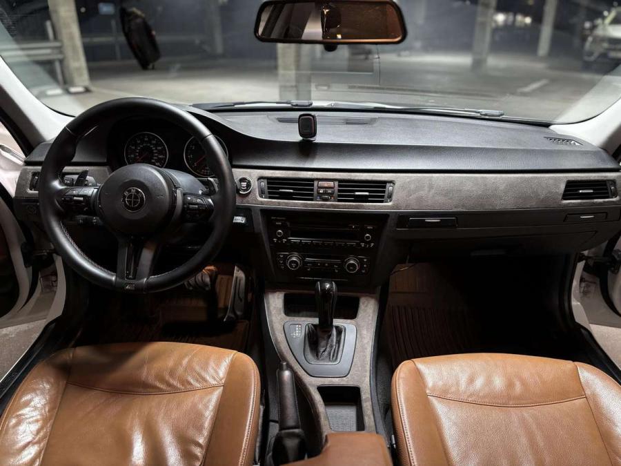 White BMW 328 2011 in Vilnius, with an engine capacity of 3.00 L and mileage of 224 thousand km for 6680 €, photo 11 on AUTOMOTO.COM.LV