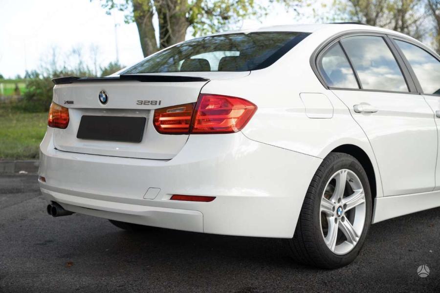 White BMW 328 2013 in Vilnius, with an engine capacity of 2.00 L and mileage of 222 thousand km for 8300 €, photo 8 on AUTOMOTO.COM.LV