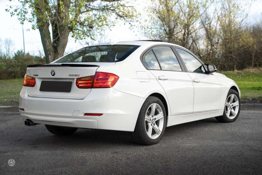 White BMW 328 2013 in Vilnius, with an engine capacity of 2.00 L and mileage of 222 thousand km for 8300 €, photo 9 on AUTOMOTO.COM.LV