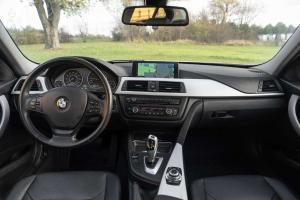 White BMW 328 2013 in Vilnius, with an engine capacity of 2.00 L and mileage of 222 thousand km for 8300 €, photo 18 on AUTOMOTO.COM.LV