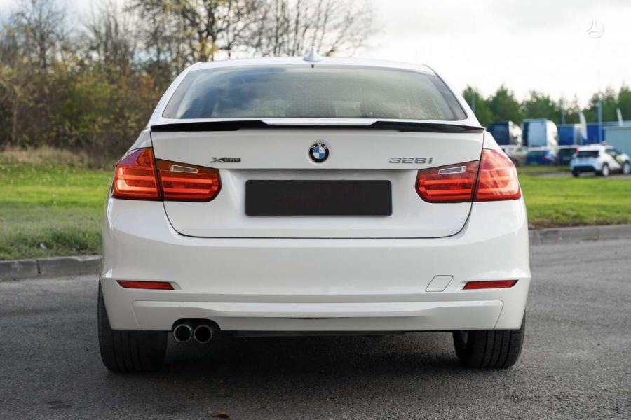 White BMW 328 2013 in Vilnius, with an engine capacity of 2.00 L and mileage of 222 thousand km for 8150 €, photo 4 on AUTOMOTO.COM.LV