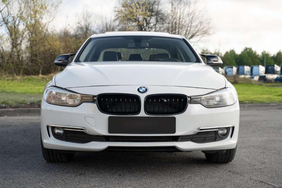 White BMW 328 2013 in Vilnius, with an engine capacity of 2.00 L and mileage of 222 thousand km for 8150 €, photo 11 on AUTOMOTO.COM.LV