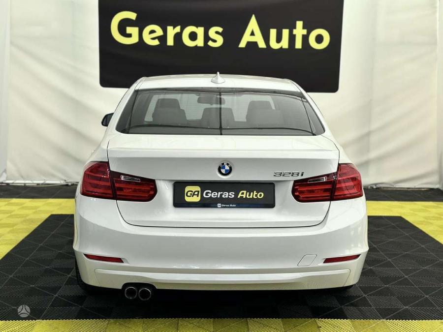 White BMW 328 2015 in Vilnius, with an engine capacity of 2.00 L and mileage of 186 thousand km for 9450 €, photo 6 on AUTOMOTO.COM.LV